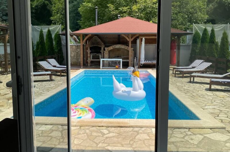 Hobbit House & Pool | Weekendica