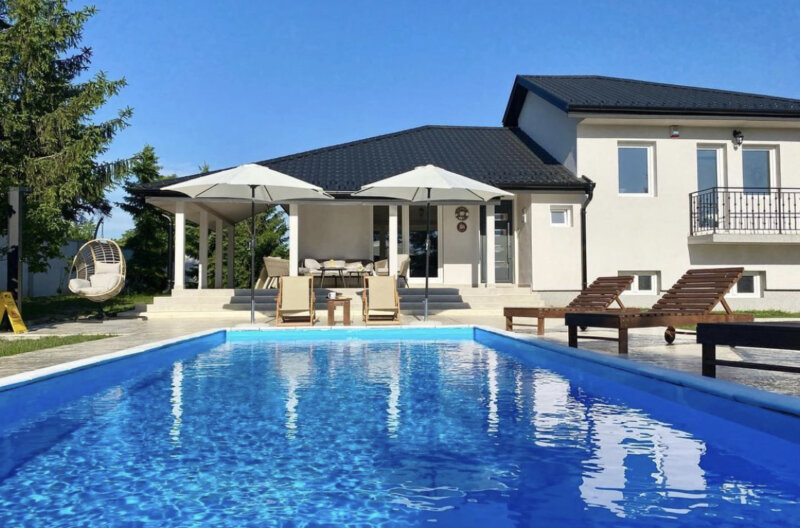 Lux Vila sa bazenom za žurke - Dobanovci | Weekendica
