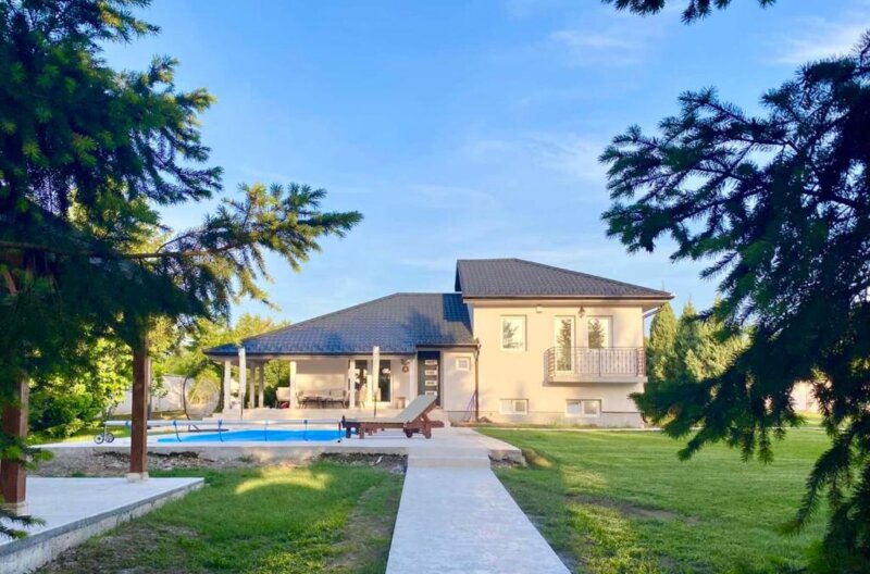 Lux Vila sa bazenom za žurke - Dobanovci | Weekendica